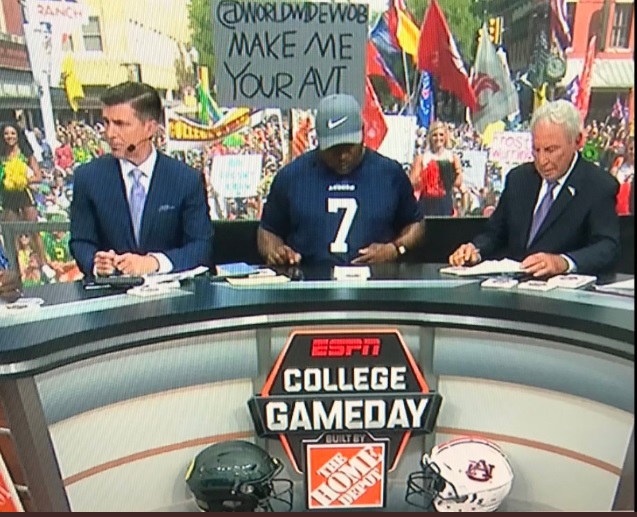 PHOTO Oregon Ducks Fan Hold Sign That Asks World Wide Wob To Make Me ...