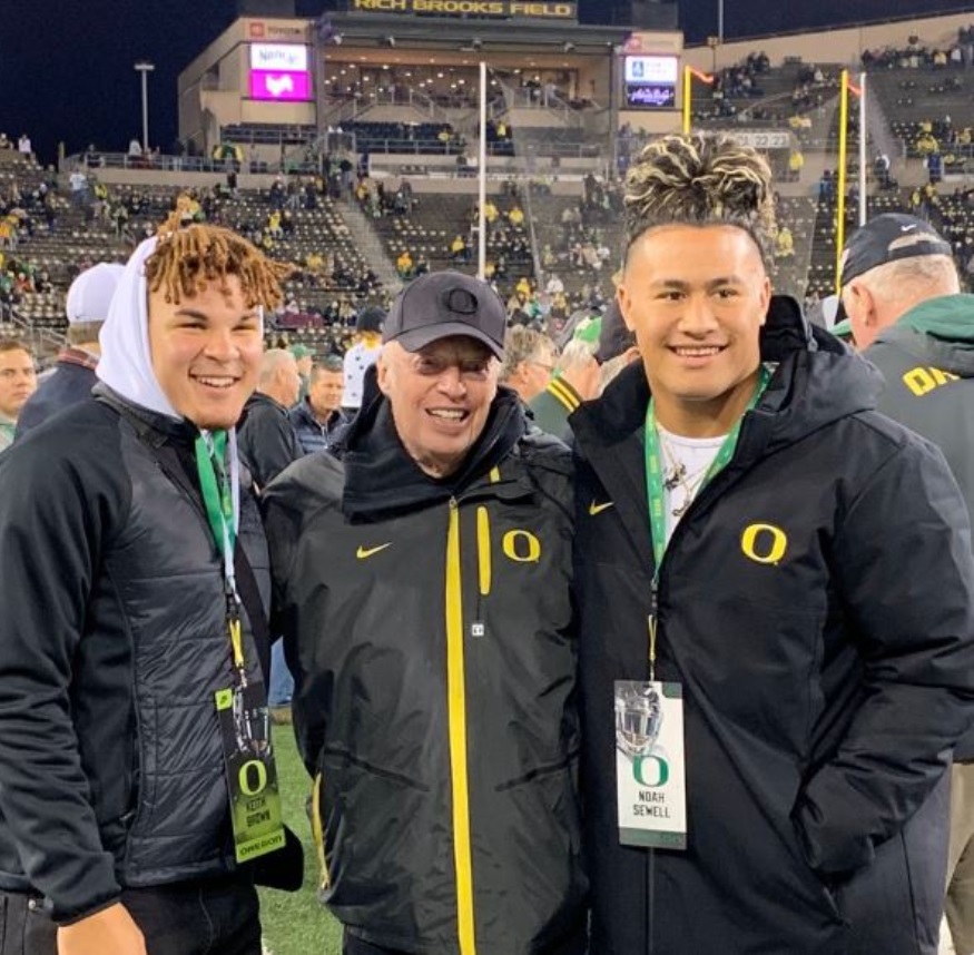 PHOTO Former Oregon Ducks Student Athlete And Current Ducks Student ...